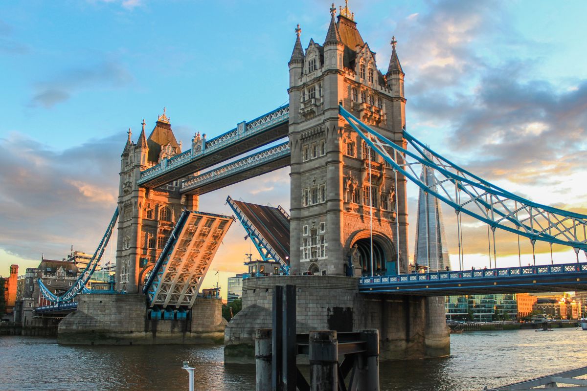 23 British Souvenirs From London & Where To Get Them - Road Trip EuroGuide